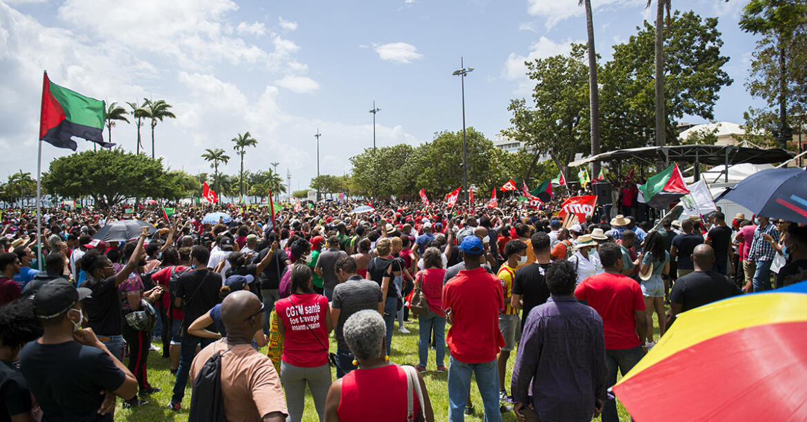 Chlordécone : des milliers de manifestants exigent un procès pour ...