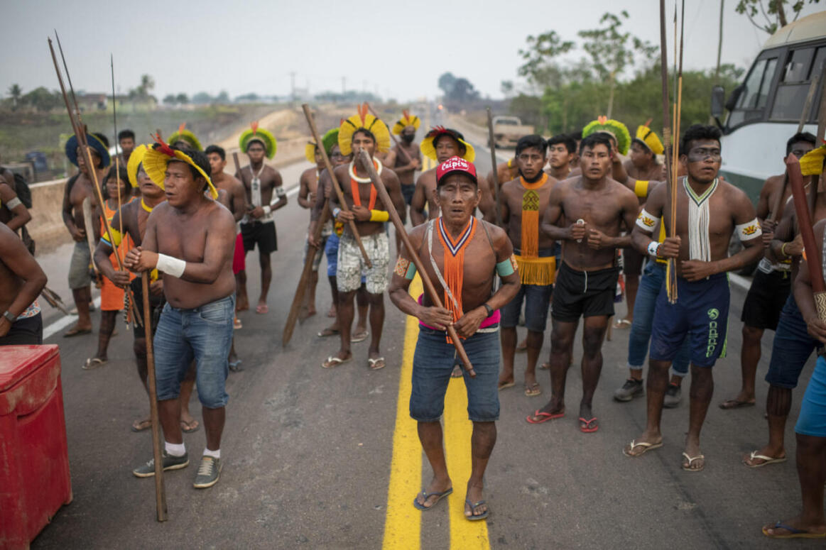 Comment le peuple Kayapo d’Amazonie défend son territoire avec courage ...
