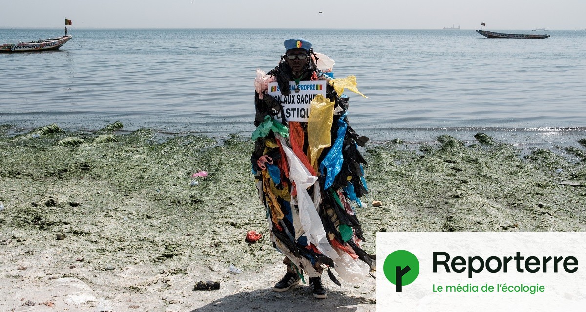 Vêtu de déchets, ce Sénégalais milite contre la pollution plastique ...