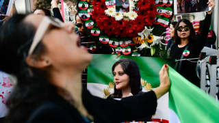 Jina Mahsa Amini assassinée par la police des mœurs iranienne ...