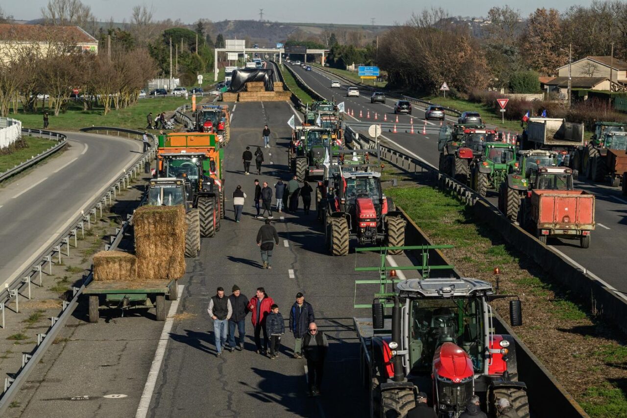 Sur l’A64, les agriculteurs à bout campent et font bloc | OnePlanete