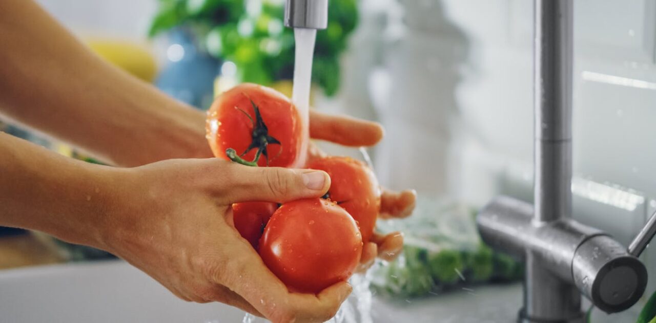 Voici pourquoi vous devriez toujours laver les fruits et légumes avant ...