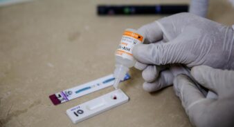 VIH : les coupes budgétaires font vaciller des années de progrès contre ...